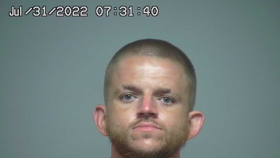 Gas station staged robbery: man charged, search on for second man