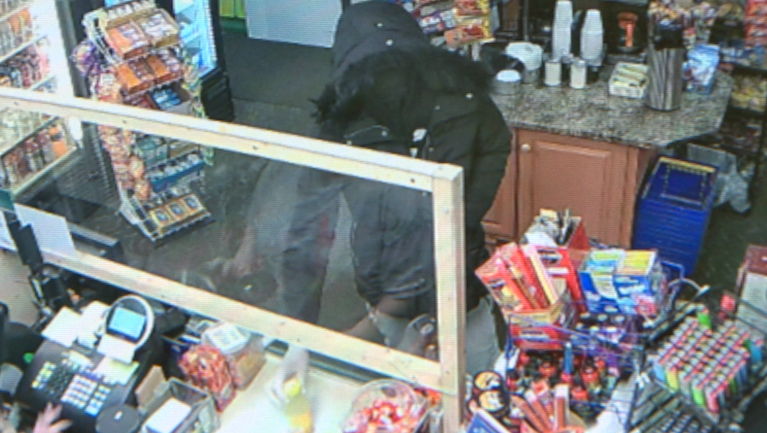 Arnold convenience store robbed