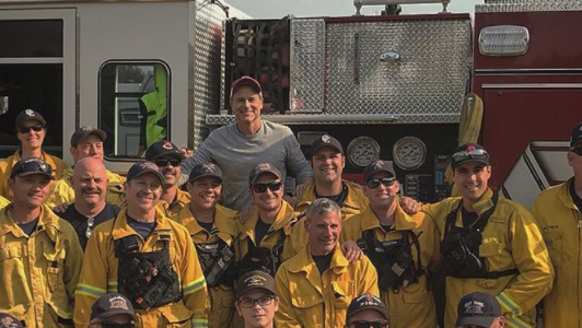 Rob Lowe shows his gratitude to Southern California firefighters during ...