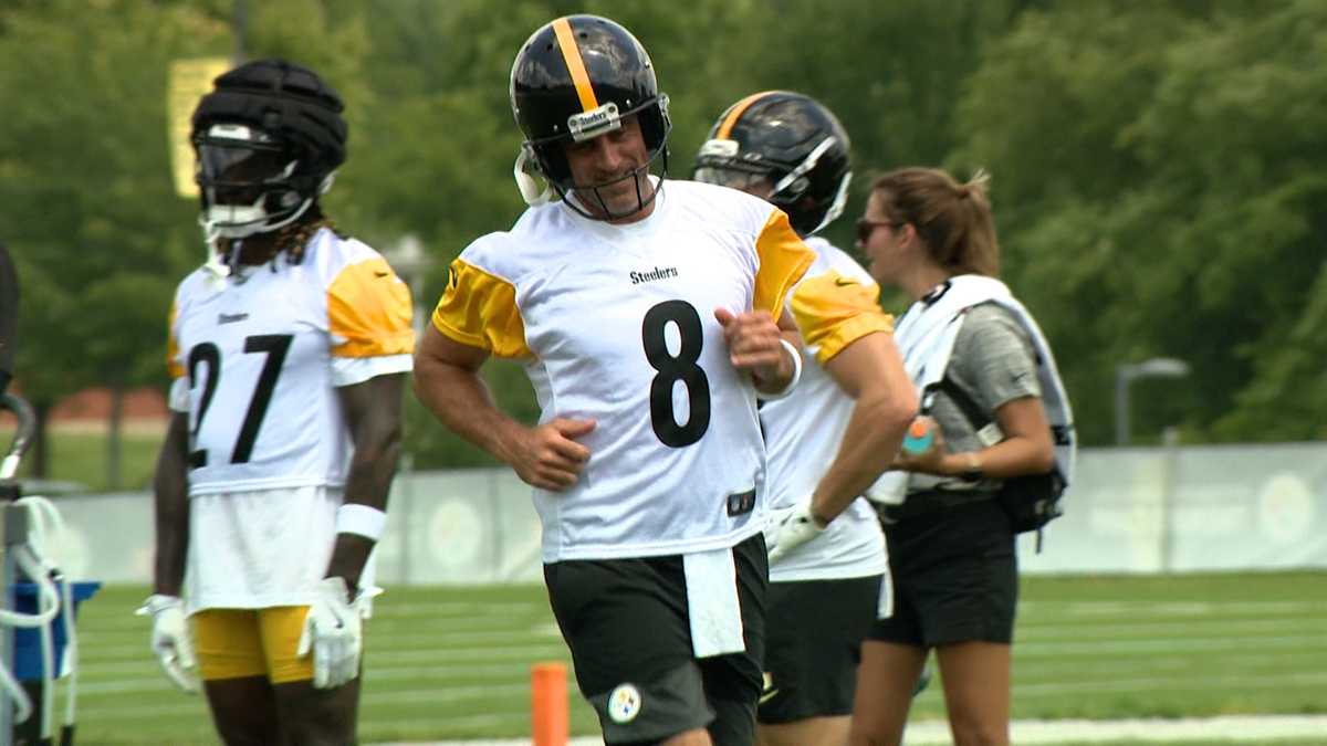 Steelers QB Aaron Rodgers leans into training camp in Latrobe