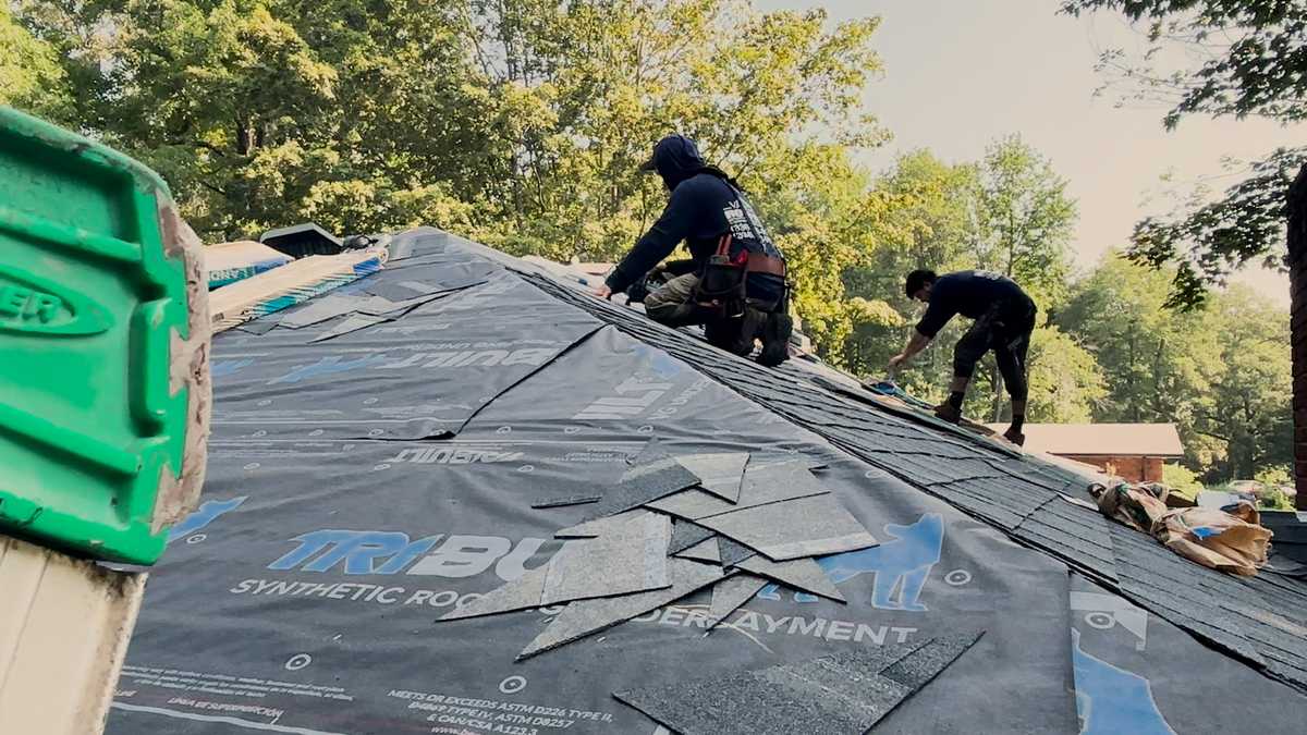 Hot Jobs: Roofers trying to stay cool in extreme heat