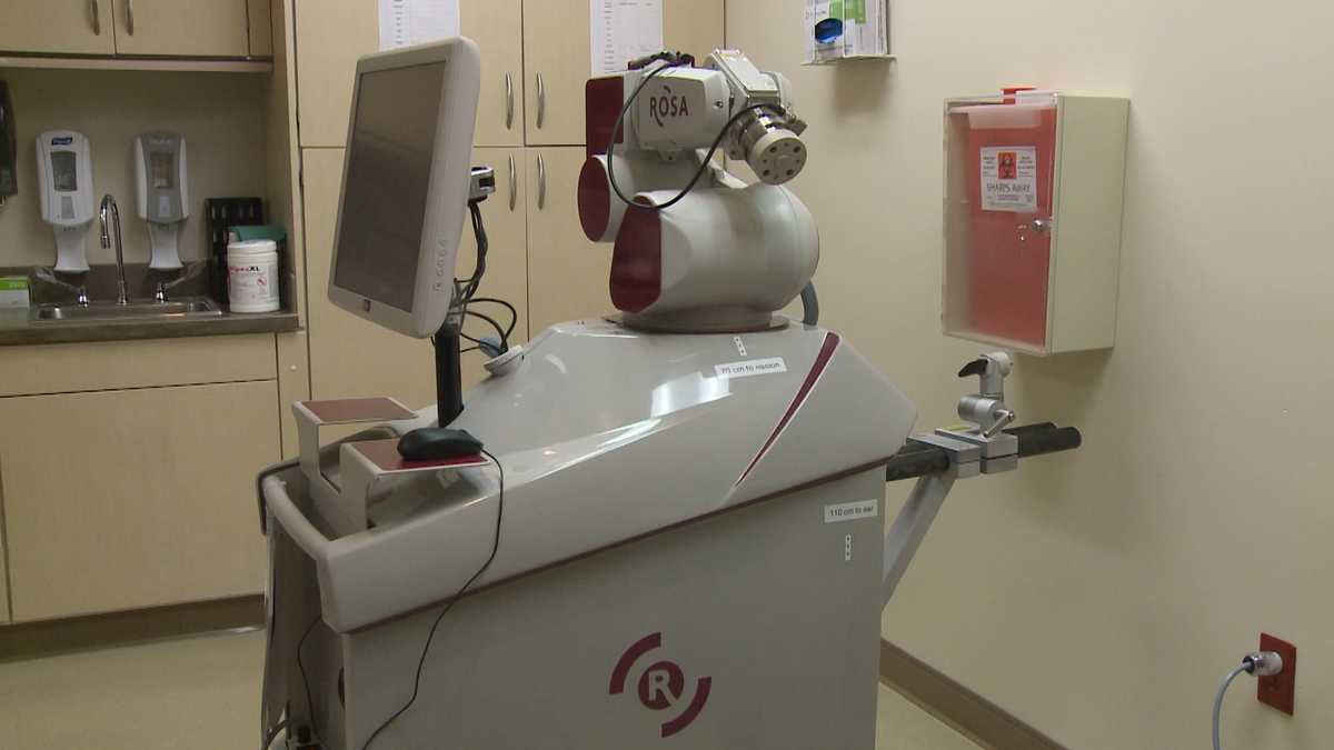 Cutting edge robot helps doctors perform brain surgery Cutting edge robot helps doctors perform brain surgery