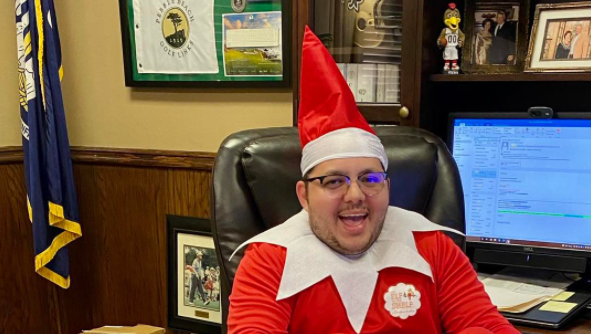 'Robbie the Elf' spreads Christmas cheer, bring joys to people