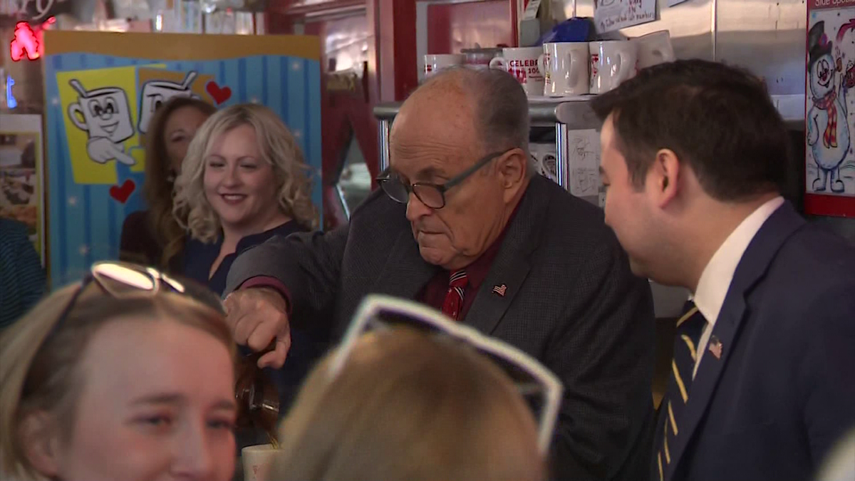 Giuliani helps serve breakfast, advocates for Trump at NH diner