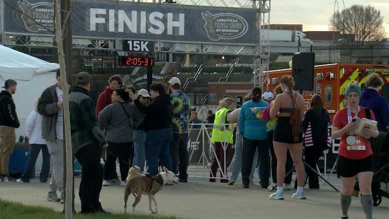 Runners compete in 15K last leg of Louisville Triple Crown of Running ...