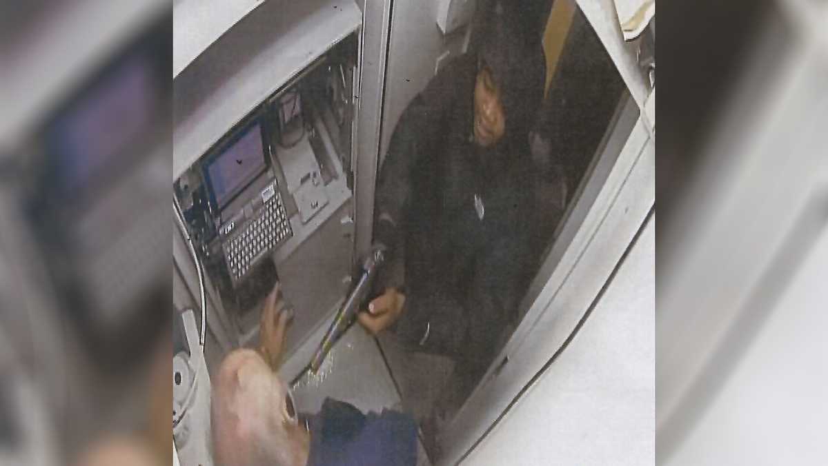 2 men sought in armed ATM robbery in Sacramento 2 men sought in armed ATM robbery in Sacramento