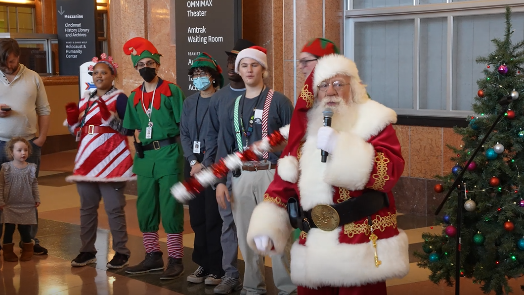 Santa Claus arrives in Cincinnati for holiday season