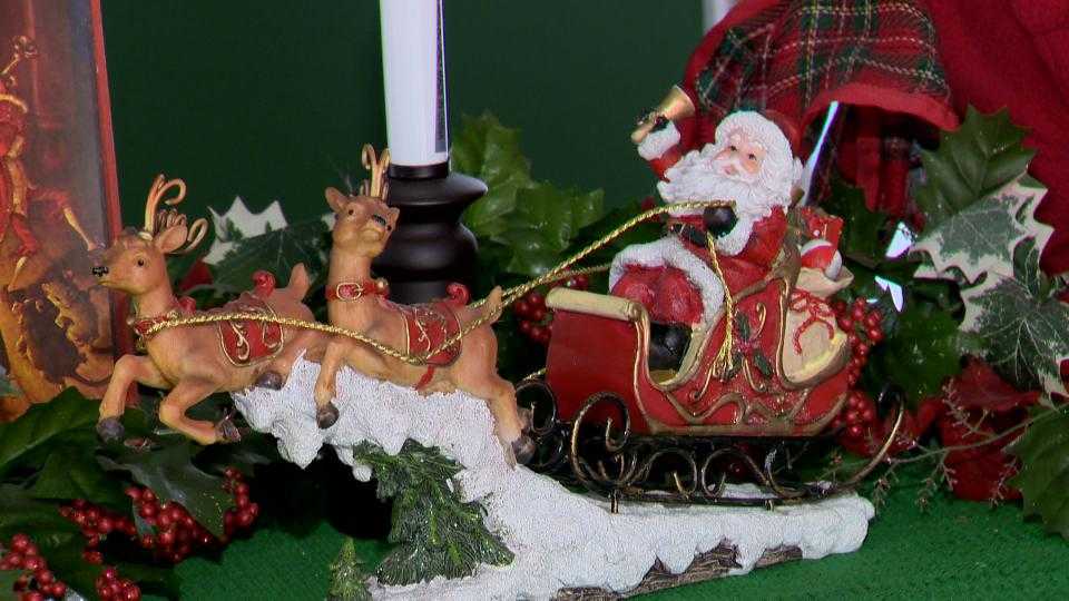 Vandals strike Arbutus Santa House; community repairs it