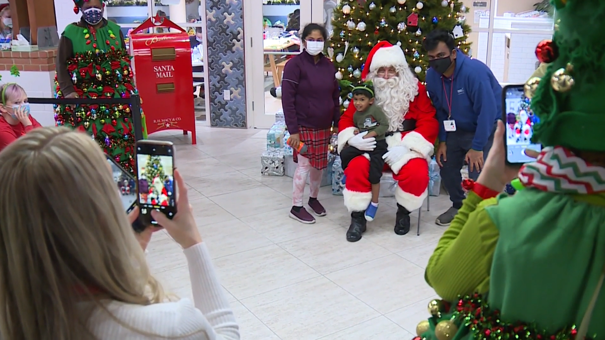Santa makes visit at Cincinnati Ronald McDonald House
