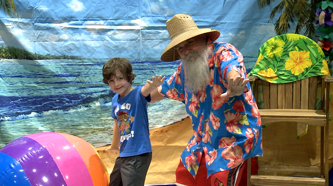 Christmas in July: Louisville Zoo hosts Santa's Summer Safari