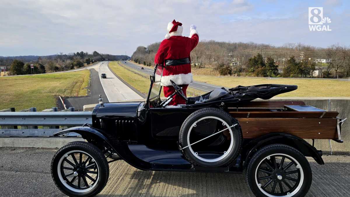 Santa spotted waving to drivers in Gettysburg, Pa.