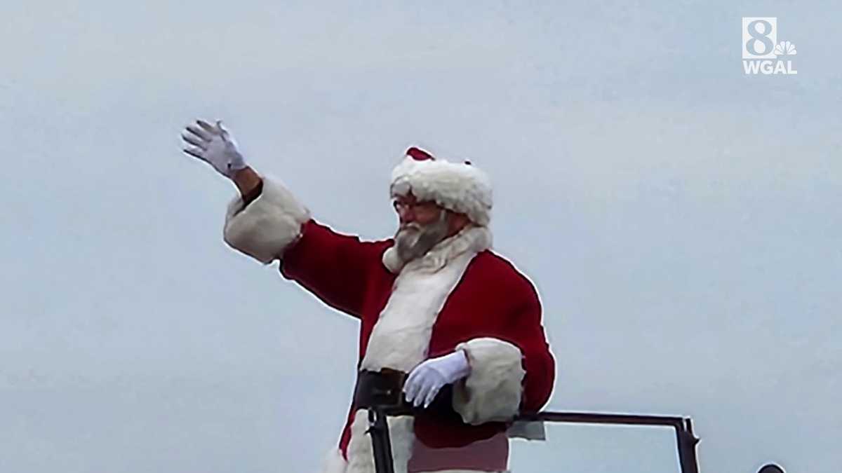 Santa spotted waving to drivers in Gettysburg, Pa.