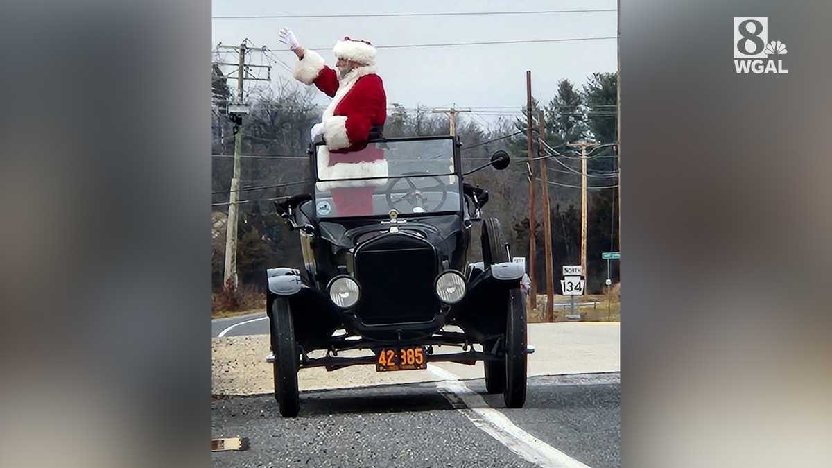 Santa spotted waving to drivers in Gettysburg, Pa.