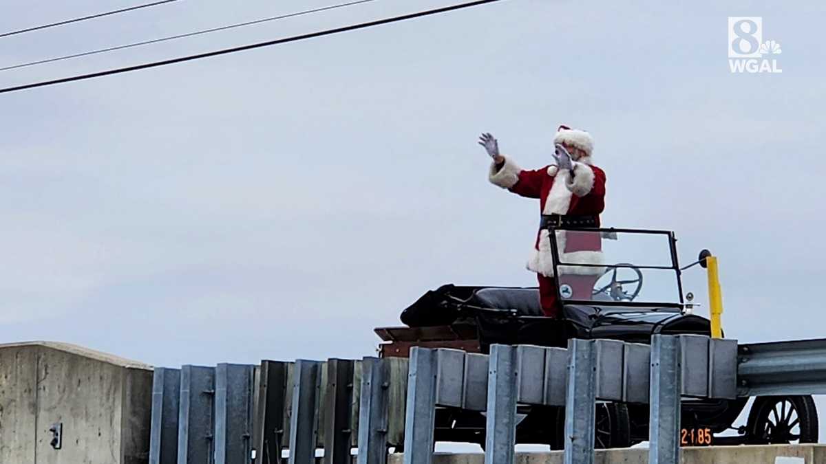 Santa spotted waving to drivers in Gettysburg, Pa.