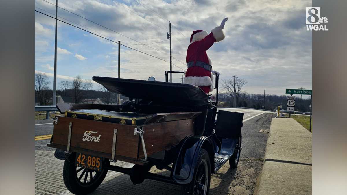 Santa spotted waving to drivers in Gettysburg, Pa.