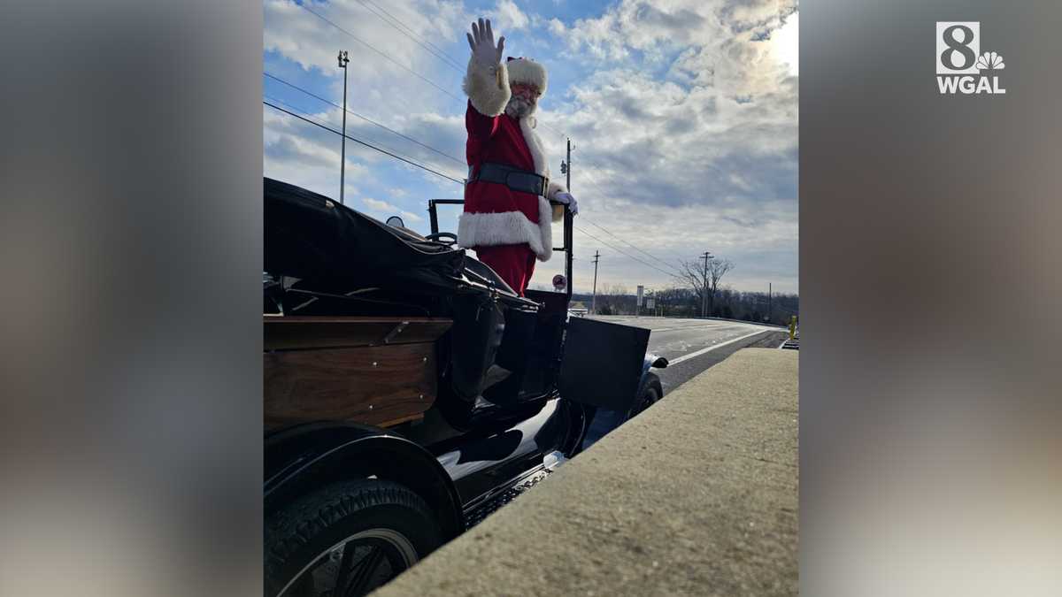 Santa spotted waving to drivers in Gettysburg, Pa.