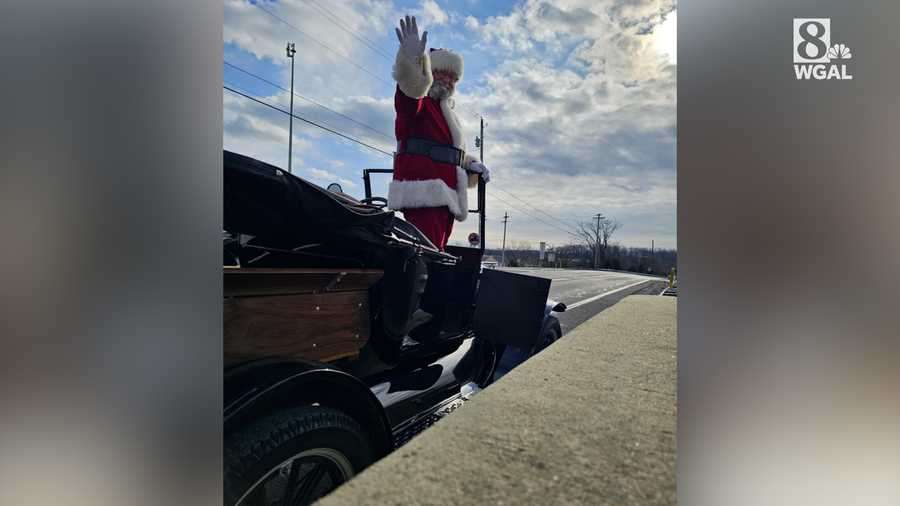 Santa spotted waving to drivers in Gettysburg, Pa.