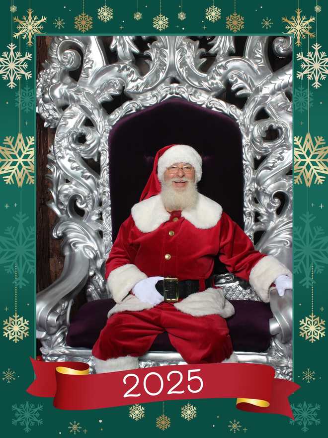 Sacramento mall Santa needed some help for the holidays