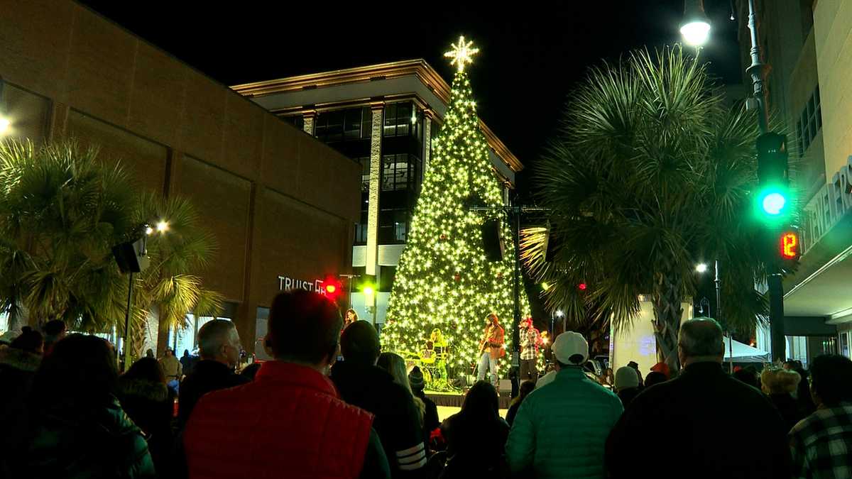 Savannah lights up Broughton Street for 2025 Christmas tree lighting