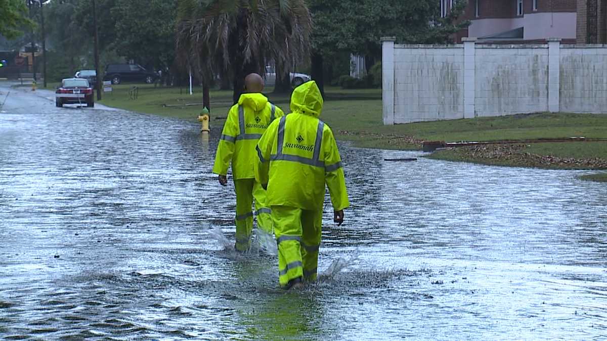 Streets flood in Savannah after morning rain