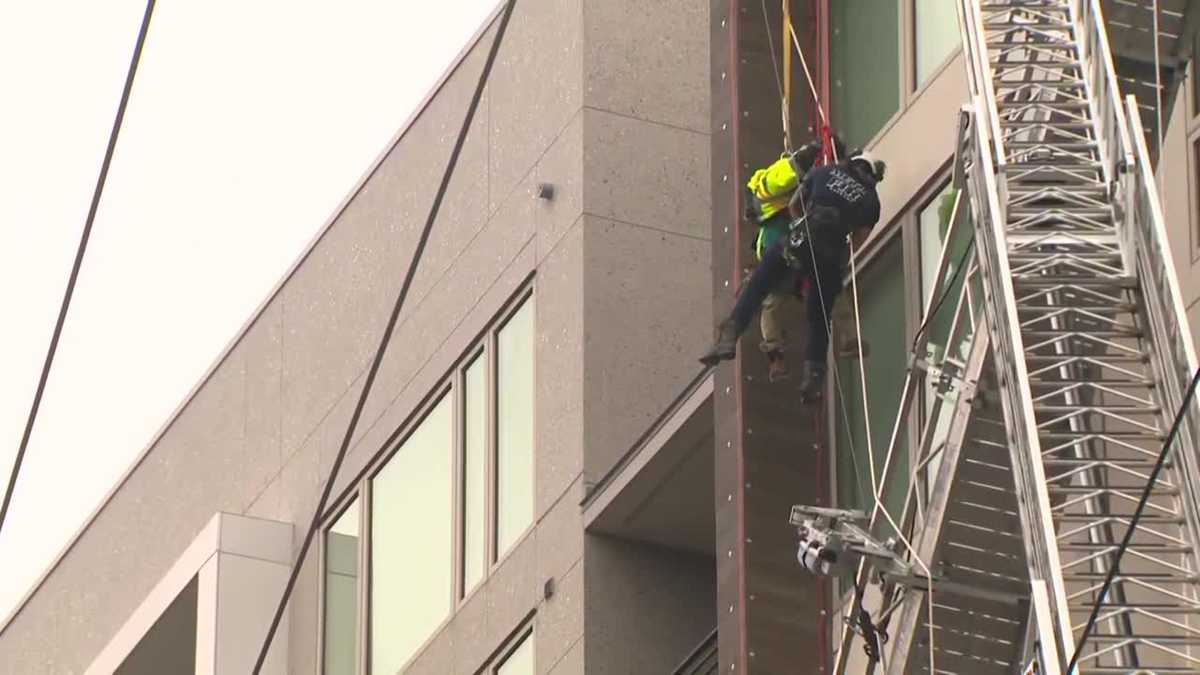 Sacramento crews rescue 2 after scaffolding malfunction