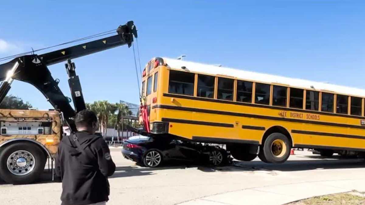 Lee County school bus involved in crash on US-41 Wednesday morning - WBBH
