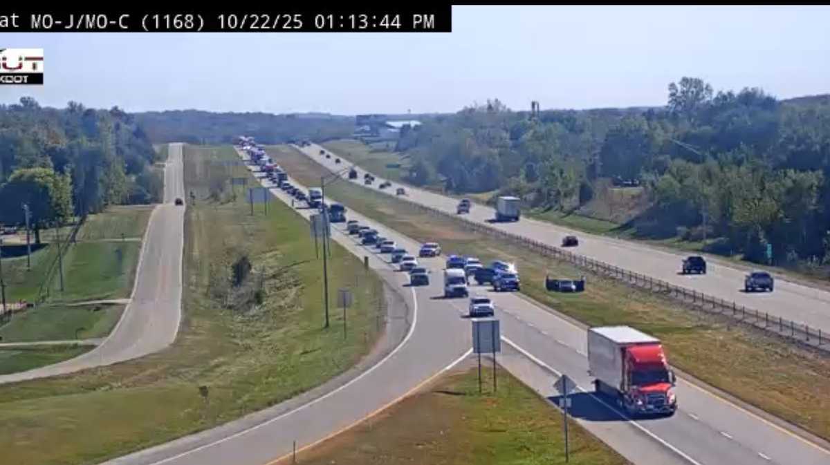 Cass County deputies take 2 into custody after I-49 chase