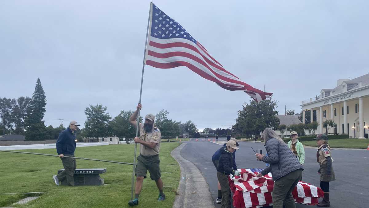 Cub scouts place 300 flags at Mount Vernon Memorial Park in Sacramento ...