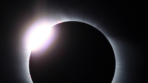 The eclipse diamond ring effect