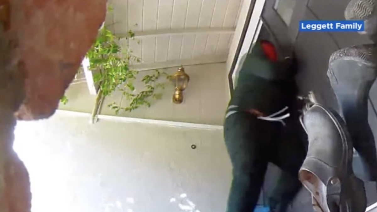 Attempted burglars run in opposite direction after finding unexpected ... Attempted burglars run in opposite direction after finding unexpected ...
