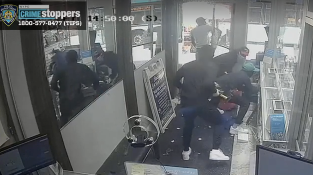 VIDEO: Group of masked men stole more than $2 million in diamond ...