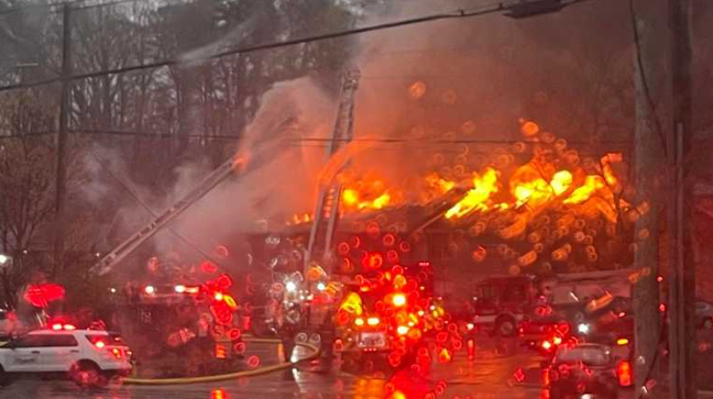 Flames overtake Alabama apartment complex during storms