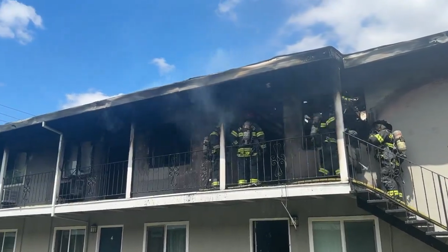 Firefighter injured battling Sacramento apartment blaze