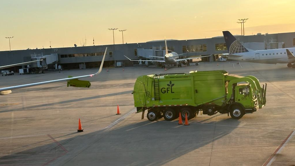 North Carolina: Garbage truck hits American Airlines plane