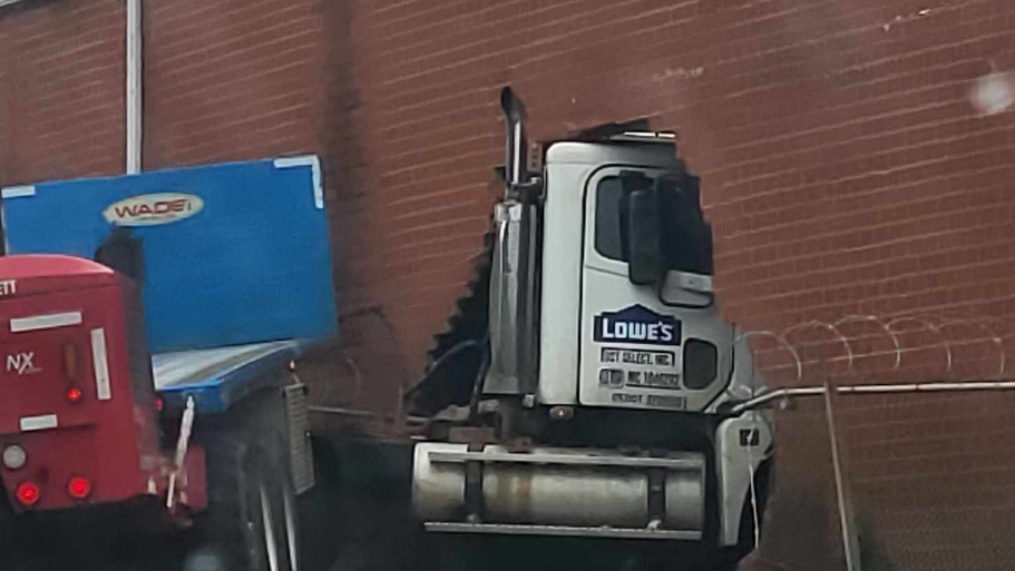 North Carolina: Tractor-trailer crashes into building in Winston-Salem
