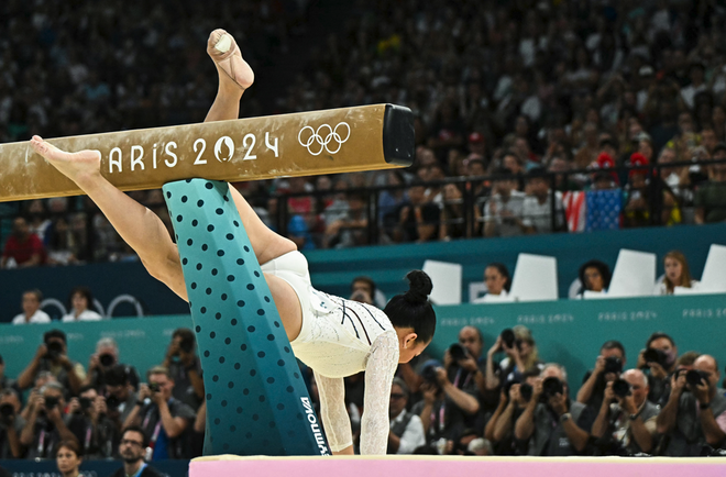 Suni Lee And Simone Biles Fall Off Balance Beam Costing Them The Podium