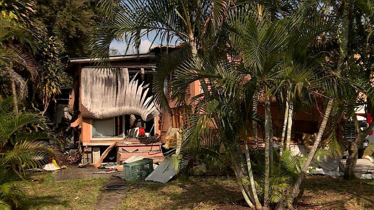 Young girl helps family escape Greenacres mobile home fire