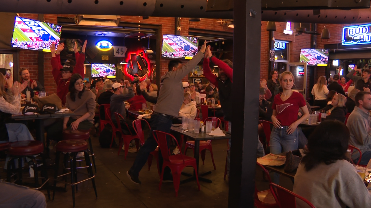 Hog fans pack JJ’s Grill for Liberty Bowl game