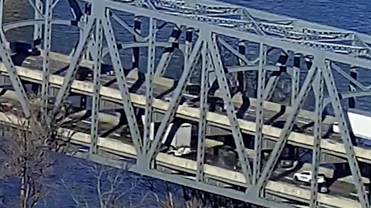 Video captures moment man climbs under Brent Spence Bridge to flee police