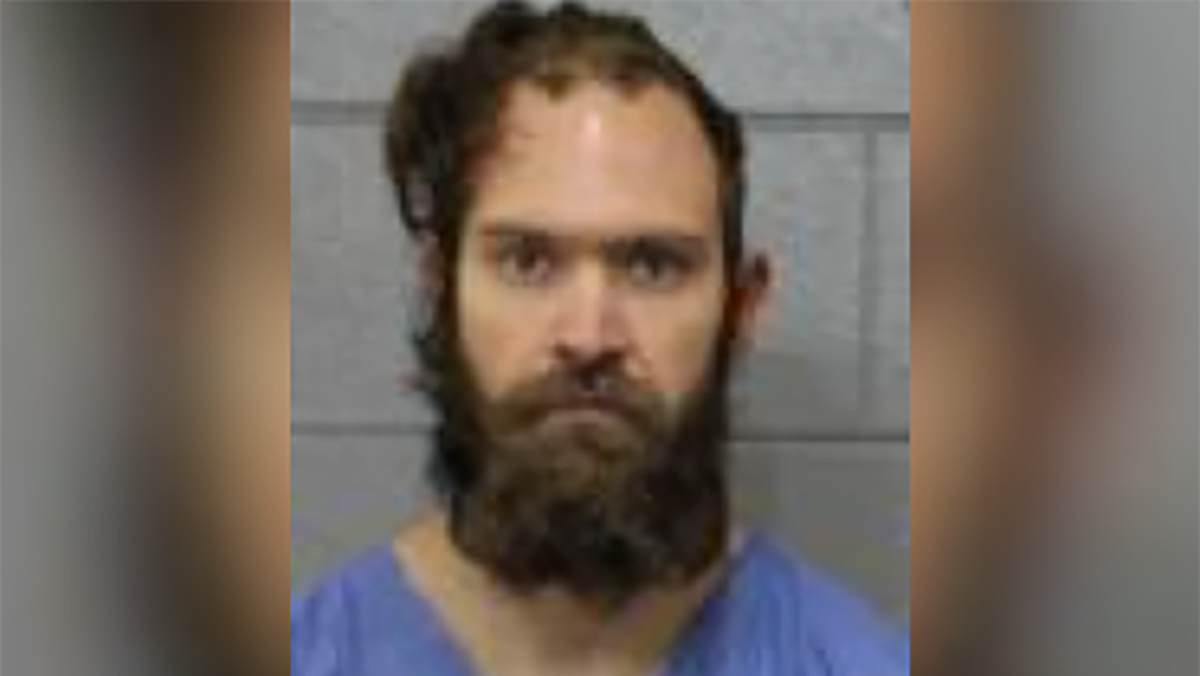 Kansas City naked man attacks neighbor with martial arts weapon