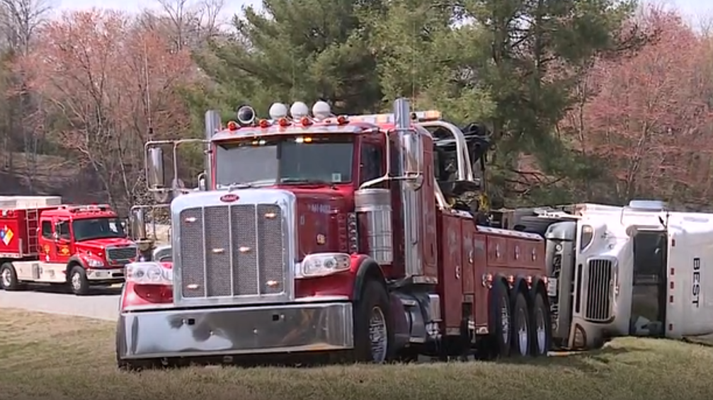 North Carolina: Tractor-trailer carrying glue crashes I-40