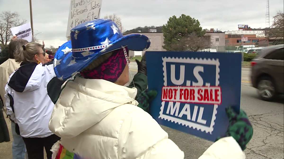 Postal workers rally in front of Cincinnati's main post office in show ...