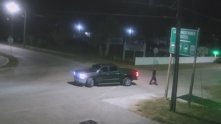 Clewiston police look for thieves who stole trailer in video