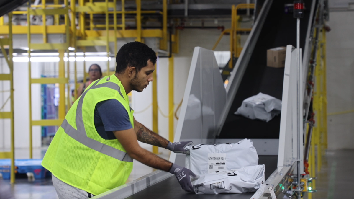 Amazon expands in Cincinnati with same-day delivery site, 125 new jobs