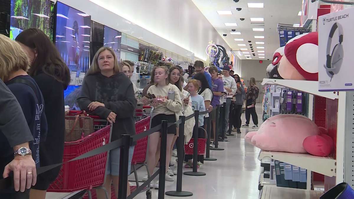 'Super excited': Cincinnati-area Swifties line up to obtain copies of ...
