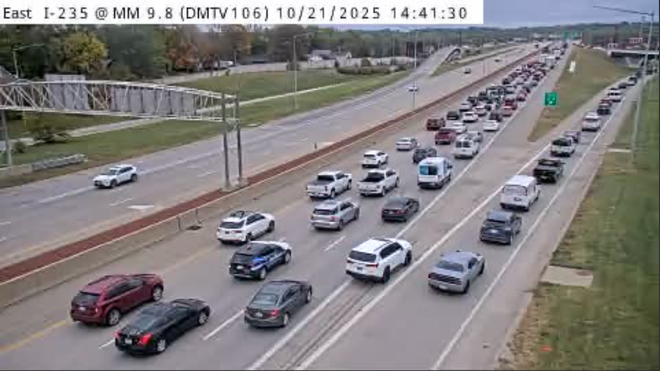 Des Moines traffic: I-235 slowed down after crash blocks center lanes