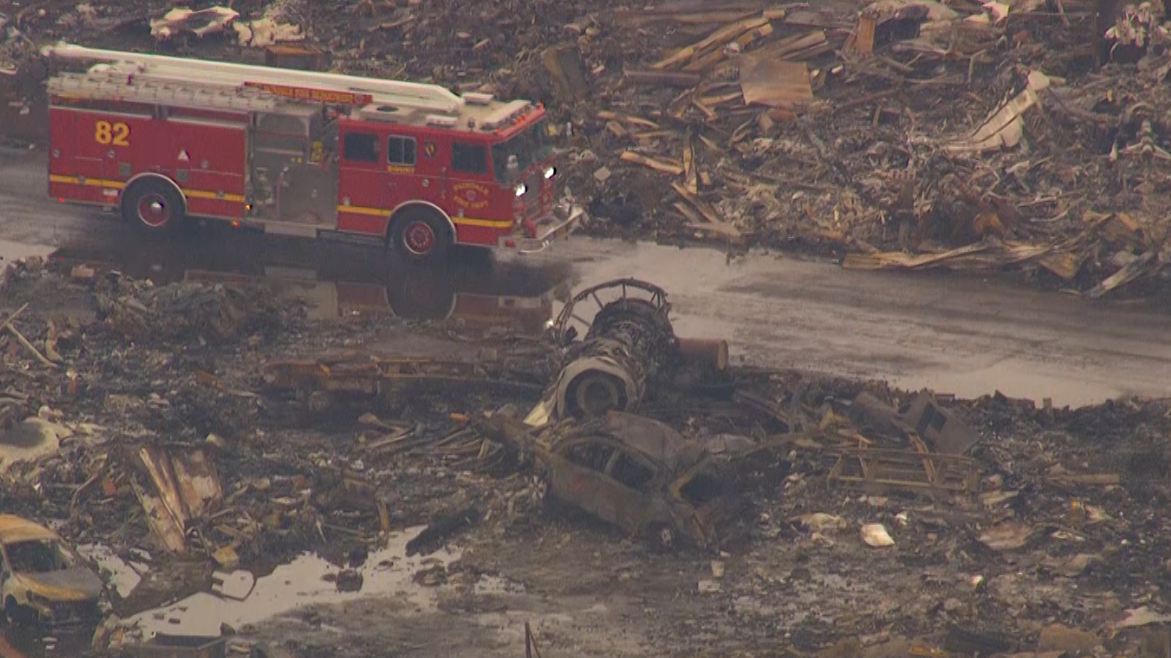 Aerial footage: WLKY NewsChopper's closest view yet of UPS plane crash ...