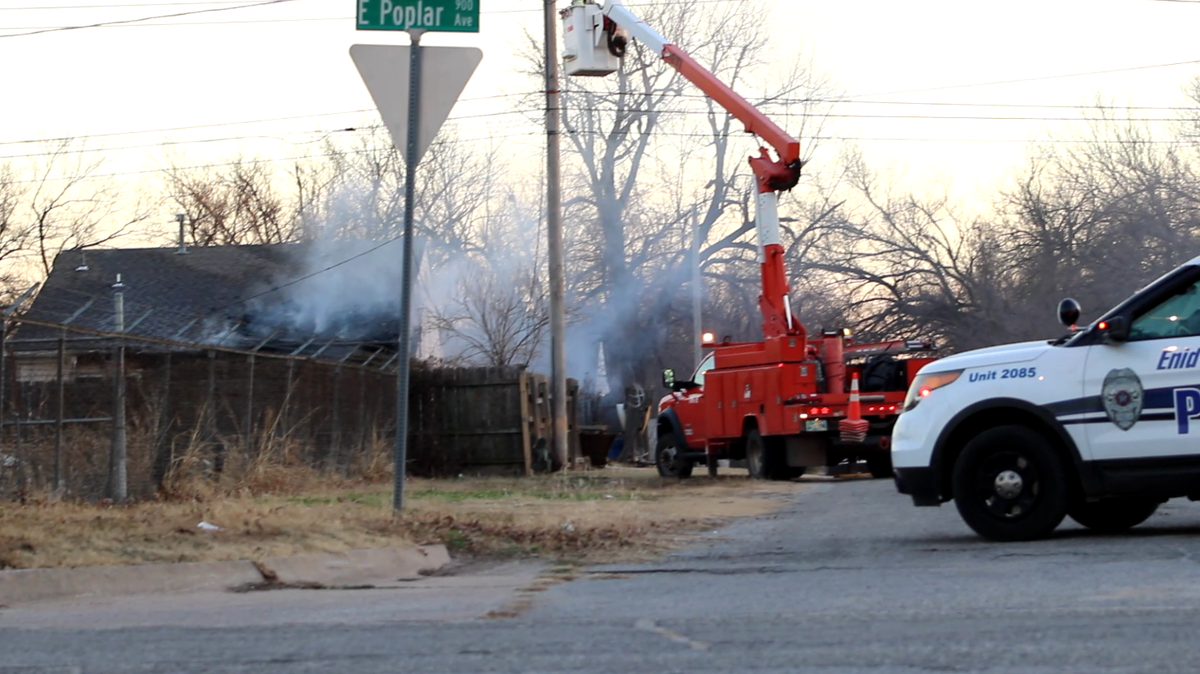 Resident escapes safely after fire sparks at Enid home