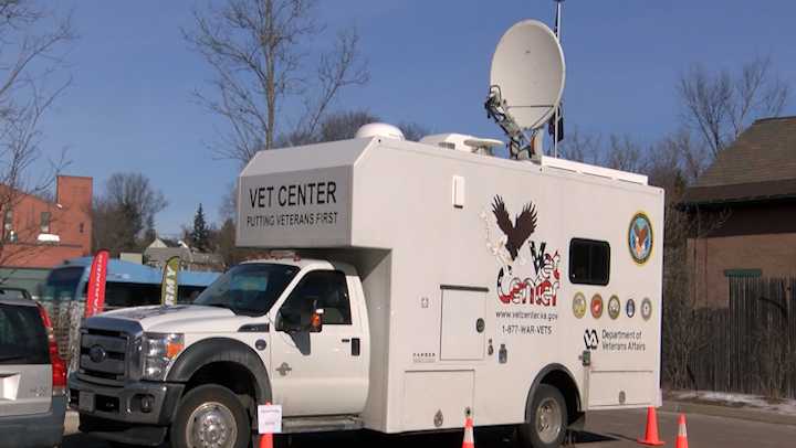 Mobile Vet Center stops at community colleges