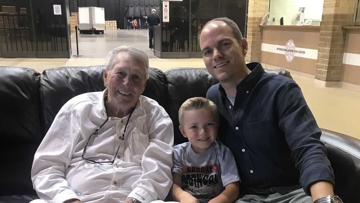 Fans remember Orioles legend Brooks Robinson through photos